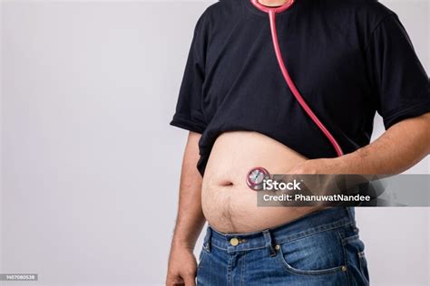 의료 검진 개념 그의 건강과 몸을 확인하기 위해 빨간 의사 청진기를 들고있는 뚱뚱한 사람들 회색으로 촬영한 스튜디오 건강관리와 의술에 대한 스톡 사진 및 기타 이미지