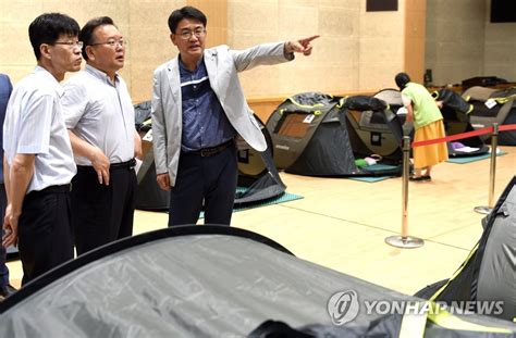 야간 어르신 무더위 쉼터 찾은 김부겸 장관