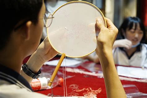 莘莘学子暑期来伊飞实践湘绣体验diy活动 知乎
