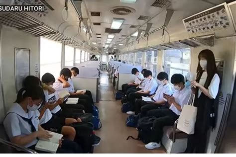 Budaya Membaca Buku Di Kereta Api Masih Dilakukan Siswa Siswi Jepang