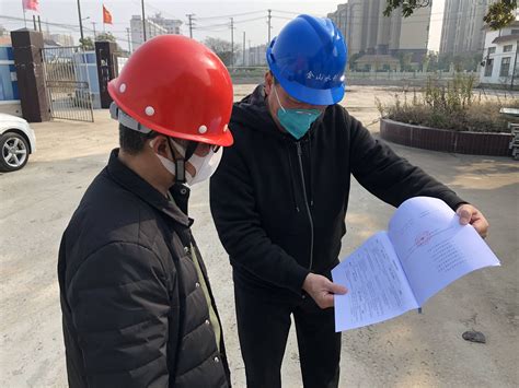 发放告知书、签订承诺书金山区压实水务建筑工地防疫责任