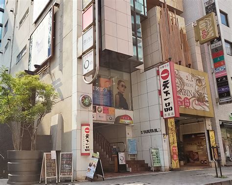 「魚と旬の料理 まる」で「づけ鮪と煮穴子丼850円」のランチ の人気・おすすめ度 和食・定食 赤坂サーチ