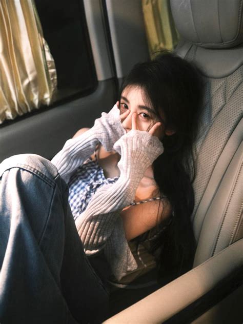 鞠婧祎双手比耶俏皮可爱 单手托腮眼神有戏 搜狐大视野 搜狐新闻