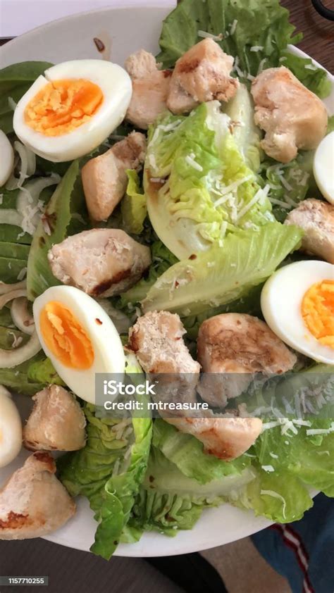 바삭바삭한 아이스버그 양상추 그린 리틀 젬상추 잎 얇게 썬 삶은 달걀 달걀 노른자 파마산 치즈 치킨 시저 샐러드 드레싱 올리브