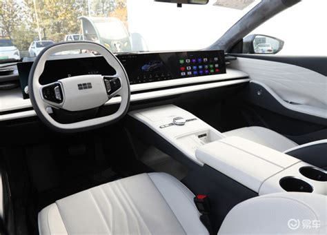 吉利银河e8采用了光之涟漪·律动格栅也为驾驶者带来了独特的驾驶体易车