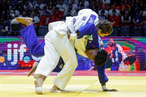 Mondiaux de judo Audrey Tcheuméo médaillée dargent en 78 kg
