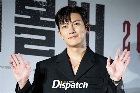 현장포토 조각이 웃는다지창욱 스윗한 미소 디스패치 뉴스는 팩트다