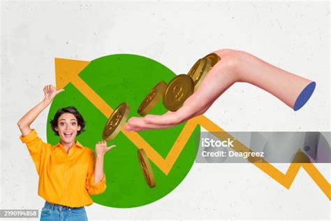 창조적 인 사진 포스터 트렌드 예술 콜라주 행복한 소녀 포인트 화살표 개발 통계 손 잡다 동전 수입 성공 개발에 대한 스톡 사진 및 기타 이미지 Istock