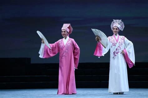 陈丽君李云霄合体演绎青春版《梁祝》 天南地北粉丝齐聚温州追好戏新温州中国网