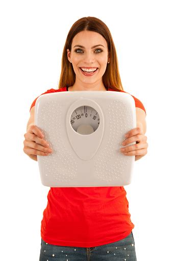 아름다운 젊은 여자는 흰색 배경을 통해 고립 된 체중 감량의 표시로 규모를 보유 가냘픈에 대한 스톡 사진 및 기타 이미지 가냘픈 가득 찬 건강한 생활방식 Istock