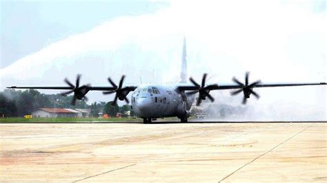 Water Salute Sambut Pesawat Super Hercules C 130J Kelima Pesanan Kemhan