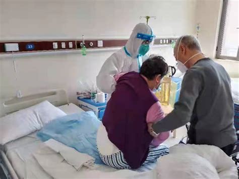 直击上海ICU托起老年重症患者的生命方舟 中安新闻 中安新闻客户端 中安在线