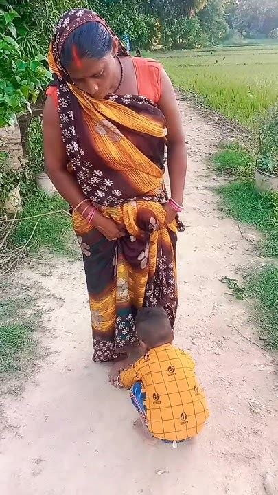 मालती का बेटा युवराज सनी जी की मम्मी का पैर रखकर बोला है नमस्ते दादी🙏