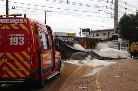 Caminhão carregado farinha de trigo tomba em Chapecó BelosF7