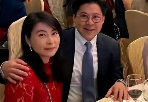 郭晶晶聚会合影生图曝光 穿红色裙子皮肤雪白显温柔新浪图片