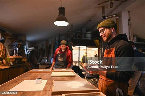 작업장에서 실크 스크린 인쇄 프레임을 준비하는 두 대의 프린터 인쇄공에 대한 스톡 사진 및 기타 이미지 인쇄공 장인 2명 Istock