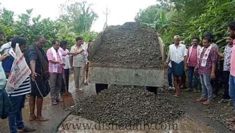 Jana Sena Leaders Who Filled The Potholes At Their Own Expense Oktelugu