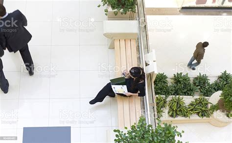 Gadis Duduk Di Bangku Dan Membaca Majalah Foto Stok Unduh Gambar