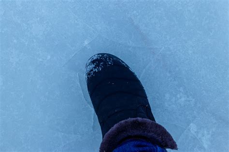 금이 간 천연 호수 얼음 질감에 발서 심하게 얼어 붙은 물에 위험 출구의 개념 강에 대한 스톡 사진 및 기타 이미지 강 겨울 결정체 Istock