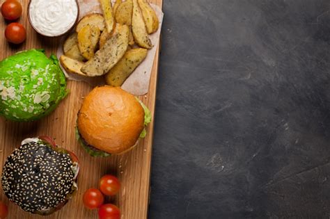 3 미니 세트 대리석 쇠고기와 야채 나무 보드에 수 제 햄버거 정크 푸드와 어두운 콘크리트 바탕에 패스트 푸드의 개념 복사 공간 평면도 0명에 대한 스톡 사진 및 기타