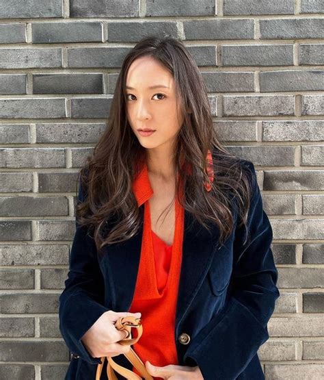 패션엔 정수정 감탄이 절로 명품 각선미 뽐낸 시크한 벨벳 쇼츠 슈트룩