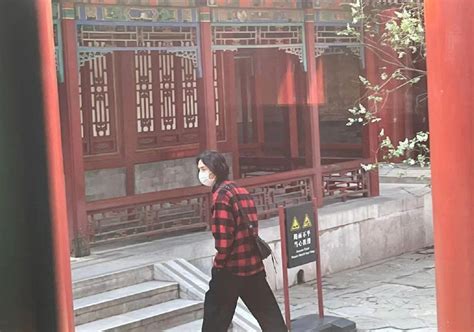 戚薇李承铉带女儿打卡故宫 一家三口出游温馨有爱 搜狐大视野 搜狐新闻