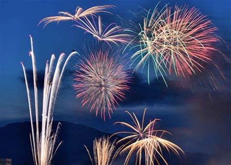 小田原酒匂川花火大会2024年開催 大会名物のナイアガラの滝は必見 約1万発が上がる小田原の花火大会 神奈川県小田原市