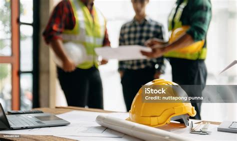 함께 일하는 엔지니어 팀은 현대 도시의 건설 현장에서 작업자 헬멧 안전모를 착용합니다 아시아 산업 전문 팀 건설업자에 대한 스톡 사진 및 기타 이미지 Istock