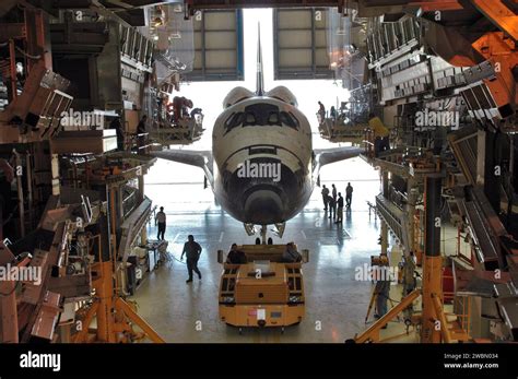 Kennedy Space Center Fla Discovery Is Rolled Into The Orbiter