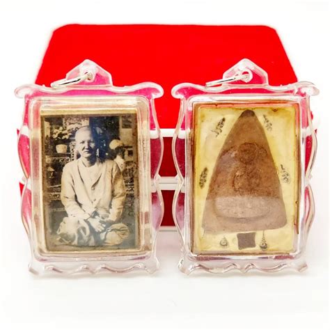 แม่ชีบุญเรือน โตงบุญเติม วัดอาวุธวิกสิตาราม รูปถ่ายเลี่ยมกรอบกันน้ำ ด้านหลังบรรจุพระพุทโธน้อย