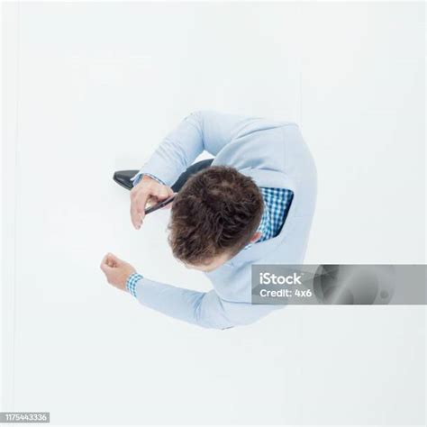 3039세 성인 잘생긴 자식 남성 남성 사업가 매니저 워킹 서 있는 흰색 배경 앞에서 서 서 있는 3039세 성인 잘생긴 모습 1인 전체 길이 직상 30 34세에 대한 스톡