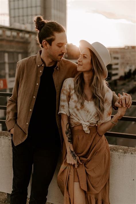Rooftopshooting Sundown Vibes Couple Verlobungsfotoposen
