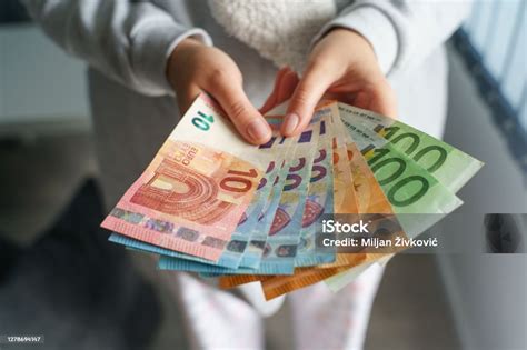돈을 계산 하는 돈 유로 Eur 지폐의 더미를 들고 계산 하는 알 수 없는 백인 여성의 손에 가까이 서 급여를 받고 또는