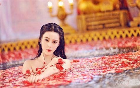 当红女星古装沐浴照 范爷霸气刘亦菲脏脸也好美