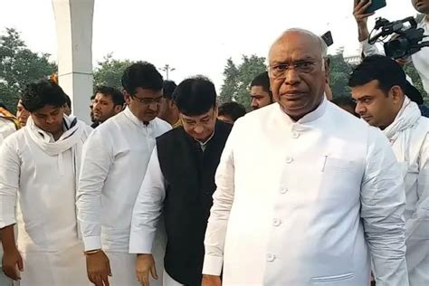 کانگریس کے نو منتخب صدر کی مولانا ابوالکلام آزاد کے مزار پر حاضری۔