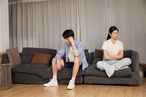 소파에서 말다툼을 하는 커플 사진 무료 다운로드 Lovepik