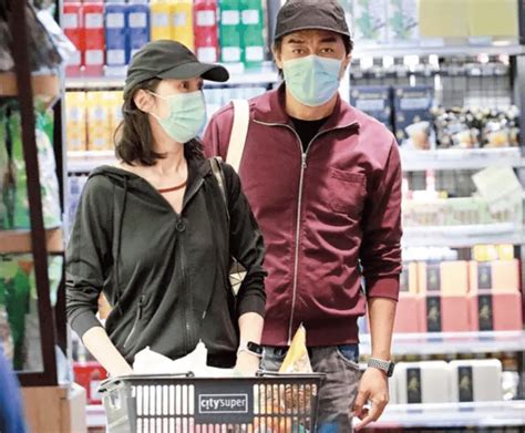 刘青云与太太逛超市 遇偷拍后用手势警告霸气护妻 搜狐大视野 搜狐新闻