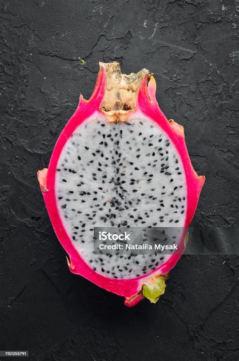검은 배경에 신선한 Pytahya 드래곤 프루트 열 대 과일 평면도 텍스트를 위한 여유 공간 0명에 대한 스톡 사진 및 기타