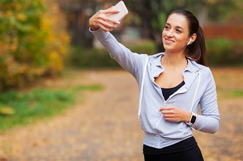피트 니스 여름 공원에서 휴대 전화에 Selfie 사진을 복용 하는 스포츠 여자 가냘픈에 대한 스톡 사진 및 기타 이미지 가냘픈 명랑한 미소 Istock