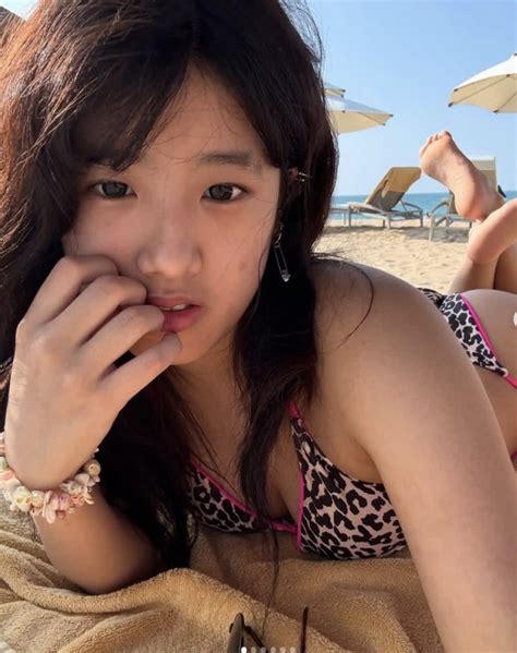 賈靜雯19歲愛女比基尼辣照引暴動！9處穿孔＋側腰刺青 網驚：根本台版小賈斯汀