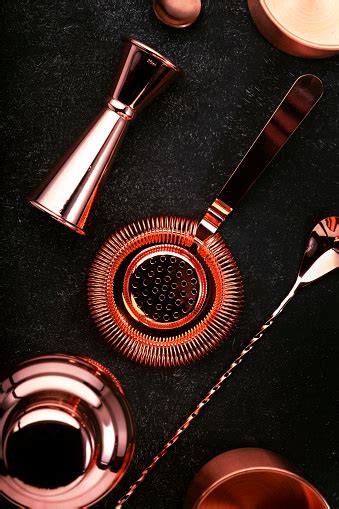 칵테일을 만들기위한 구리 바 도구 및 액세서리 셰이커 지거 스트레이너 숟가락 집게 진흙 투성이 알코올 음료 및 음료 준비 개념 검은 색 배경 상단보기 복사 공간 구리에 대한