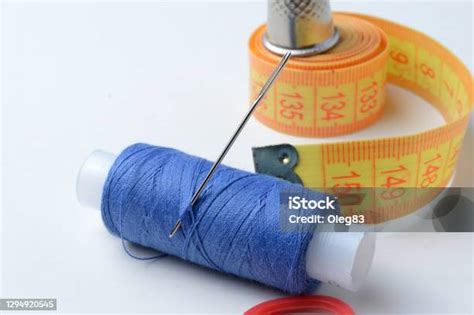 흰색 배경에 실과 측정 테이프가있는 굴착 바늘 클로즈업 0명에 대한 스톡 사진 및 기타 이미지 0명 가위 골무 Istock