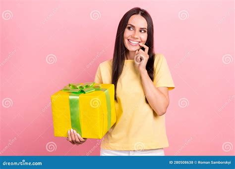 Photo Of Tricky Cunning Lady Wear Yellow T Shirt Holding T Box
