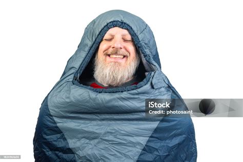 흰 배경에 침낭에 턱수염을 기른 남자 관광 및 여행의 레크리에이션 장비 가방에 대한 스톡 사진 및 기타 이미지 가방 개념