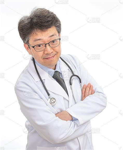 亚洲医生微笑。孤立在白色背景上。