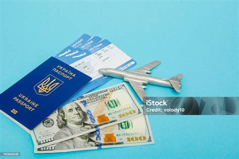 비행기와 여권 티켓 파란색 배경에 비행기의 모델과 달러 텍스트의 공간을 복사 합니다 0명에 대한 스톡 사진 및 기타 이미지 0명 개념 개념과 주제 Istock