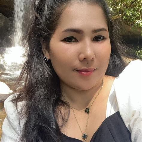 មិនថាចាស់ក្មេងតាអាយុប៉ែតឲ្យតែមានបទពិសោធន៍ច្រើនអាចមកស្រឡាញ់ខ្ញុំបាន 🙏 ស្រី ពៅស្រុកស្រែ Facebook