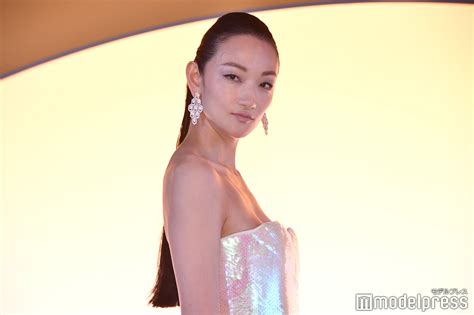 画像1418 冨永愛、ウェディングドレス姿で美脚＆美バスト大胆披露 “膝下の長さ”に注目集まる「異次元」「美しすぎる」 モデルプレス