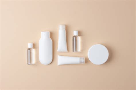 화장품 스킨 케어 제품과 파스텔 베이지 색 배경의 화장품 구성 플랫 레이 복사 공간 0명에 대한 스톡 사진 및 기타 이미지