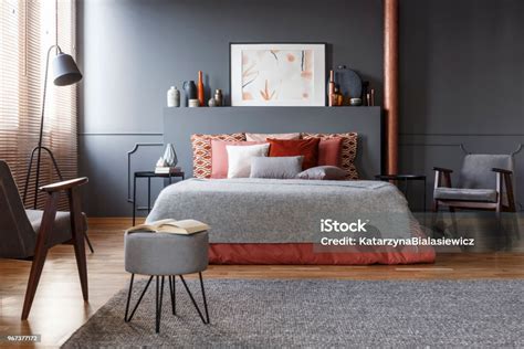 많은 장식적인 방석에 회색 담요와 빈티지의 자 침대와 아늑한 어두운 침실 인테리어의 실제 사진 굽도리 널에 대한 스톡 사진 및 기타 이미지 Istock